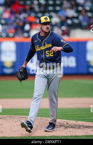 Milwaukee Brewers relief pitcher Bryan Hudson (52) in the sixth inning ...