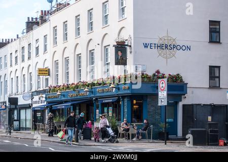 THE CAPTAIN FLINDERS, Wetherspoon at London Euston station Stock Photo ...