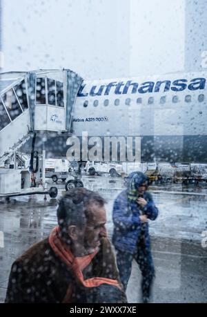 Aviation. Ground crew at Frankfurt International Airport FRA handling ...