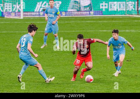 Shanghai Port Football Club defeated Shanghai Shenhua Football Club ...