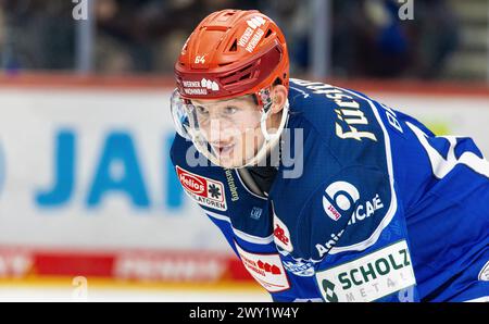 Boaz Bassen (Schwenningen Wild Wings, #64) in duel with Gregor MacLeod ...