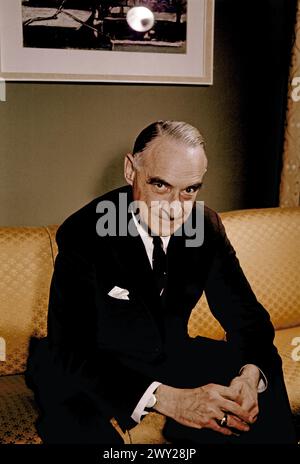 Originale Bildunterschrift: Portrait vom General Lucius D. Clay ...