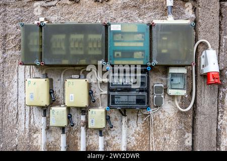 alte elektrische Stromverteilung außen Stock Photo - Alamy