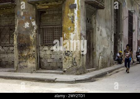 Weathered run-down building, Havana, Cuba Stock Photo - Alamy