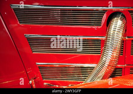 detail of red classic mercedes benz car Stock Photo - Alamy