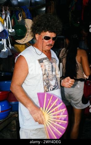 Harry Jeske, Mitgründer und Bassist der Gruppe "Puhdys", mit seiner ...