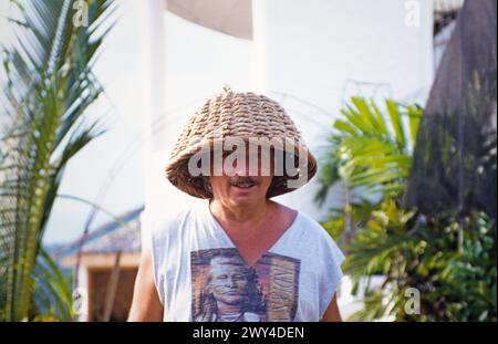 Harry Jeske, Mitgründer und Bassist der Gruppe "Puhdys", mit seiner ...