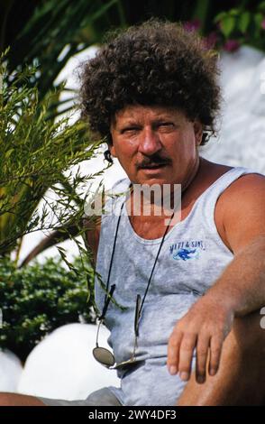 Harry Jeske, Mitgründer und Bassist der Gruppe "Puhdys", mit seiner ...