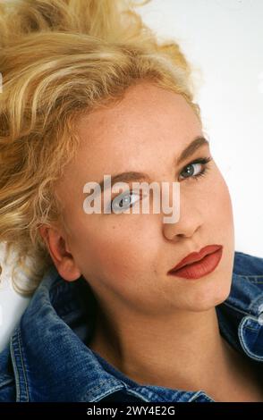 Anette Hellwig, deutsche Schauspielerin, in einem Jeans Zweiteiler bei ...
