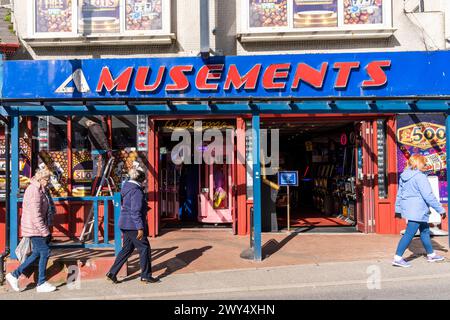An amusement arcade in Newquay Stock Photo - Alamy