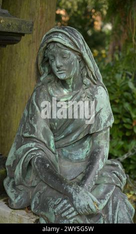 Frauenfigur aus Bronze, Trauerfigur, Symbolfoto für den Tod ...