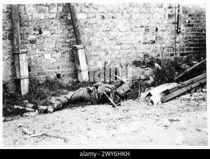 German soldier dead at his machine gun, France WW1 1918 Stock Photo - Alamy
