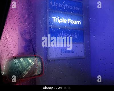 Auto waschen in einer Auto-Waschanlage Waschanlage *** Washing your car ...