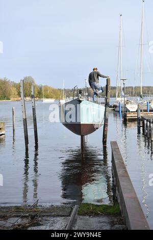 Berlin, Germany. 05th Apr, 2024. Moshe Lederfien, an Israeli marathon ...