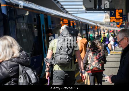 Passengers boarding a train at London Bridge railway station, London ...