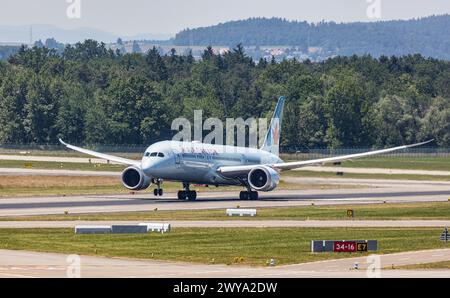 Eine Boeing 787-8 Dreamliner der Uzbekistan Airways startet am ...