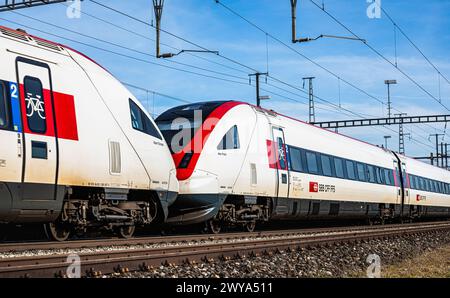 Ein SBB Intercity-Neigezug (ICN) mit der Bezeichnung SBB RABDe 500 ...