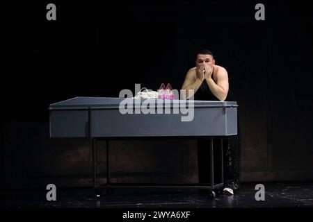 Taner Sahintürk als Dincer während der Fotoprobe für das Stück Unser ...