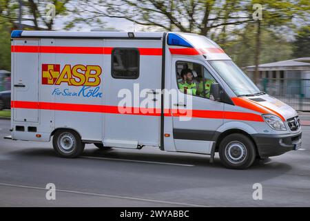 Symbolbild Rettungsdienst. RTW des DRK Deutsches Rotes Kreuz im ...