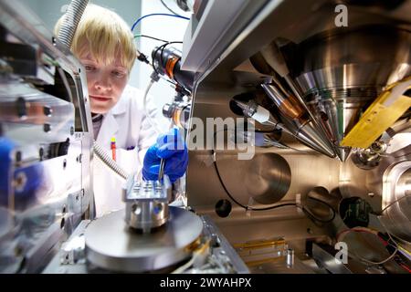 Focused-Ion-Beam FIB Nanofabrication Laboratory, Dual-Beam FIB, Helios ...