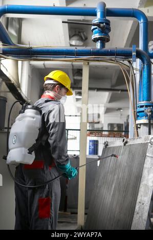 Industrial spray cleaning, radiator Stock Photo - Alamy