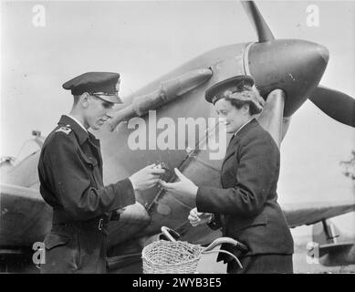 THE G45 CAMERA GUN. AUGUST 1944, HMS DIPPER, HENSTRIDGE. - Armourer ...
