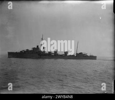 HMS Duncan Underway Stock Photo - Alamy