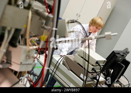 Focused-Ion-Beam FIB Nanofabrication Laboratory, Dual-Beam FIB, Helios ...