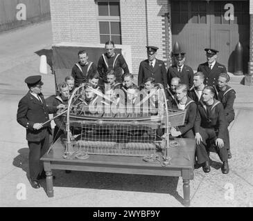 RNVR ordinary seamen train for Hostilities Only Commissions at Royal ...