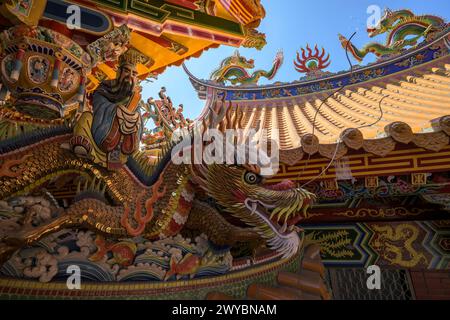 Majestic dragon statue atop a temple roof Stock Photo - Alamy