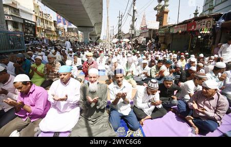 PATNA, INDIA - APRIL 5: Muslim devotees offering last Friday Namaz in ...