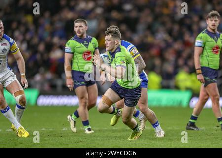 Josh Thewlis of Warrington Wolves breaks through the Huddersfield ...