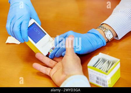 Device for determining the INR (International Normalized Ratio) in ...
