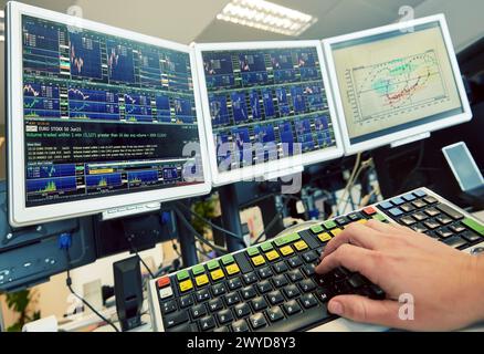 Stockbroker. Computer screens. stock market. charts Stock Photo - Alamy