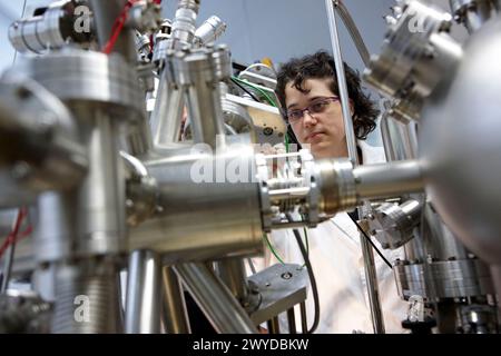 Scanning tunneling microscope (STM) in ultra-high vacuum (UHV ...