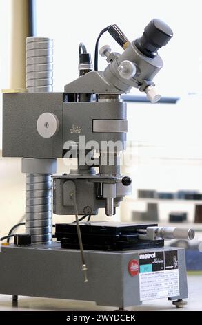Microscope. Metallurgical laboratory. Metal Industry Stock Photo - Alamy