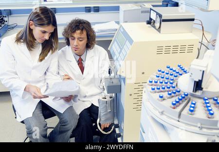 Gas chromatographer with thermal conductivity detector (TCD), electron ...