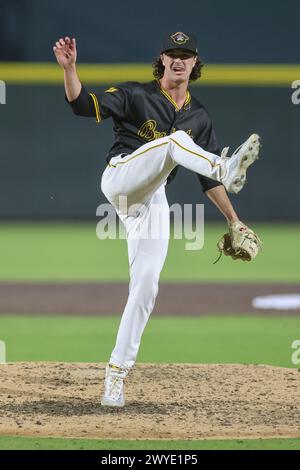 Bradenton, FL: Bradenton Marauders pitcher Mike Walsh (34) delivers a ...