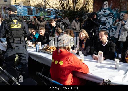 Fonden Fristaden Christiania, Lawyer Knud Foldschack L, shakes hands ...