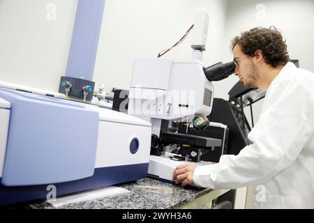 VERTEX 70 FT-IR spectrometer Vacuum Optics Evacuable optics bench of ...