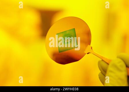 Patterned silicon wafer, nanodevice, Photolithography Room, clean room ...