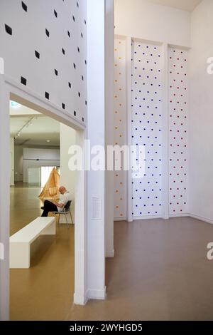 "Cabinet de peinture", 1989, Niele Toroni, Rumeurs & Légendes, MAM ...