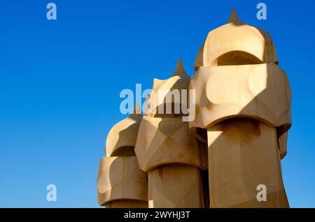 Detail of building with mosaic roof by Antoni Gaudi in Parc Guell ...