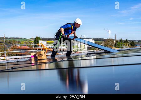 Montage von Solarmodulen auf dem Dach eines Gewerbebetriebs, über 400 ...