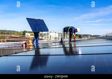 Montage von Solarmodulen auf dem Dach eines Gewerbebetriebs, über 400 ...