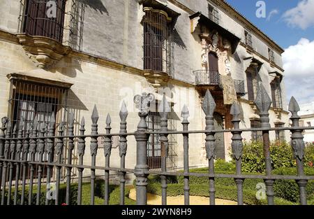 Domecq Palace (built 18th century) and monument to Pedro Domecq. Jerez ...