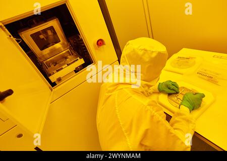 Raith150TWO eBL system - loadlock. Cleanroom. Nanotechnology. Laboratory. CIC nanoGUNE Nano ...