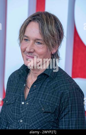 Country singer KEITH URBAN walks the red carpet and poses for ...