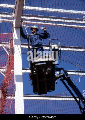 Installing safety netting from high level access platform prior to ...