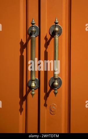Closeup photo of metal door handle on big wooden door Stock Photo - Alamy